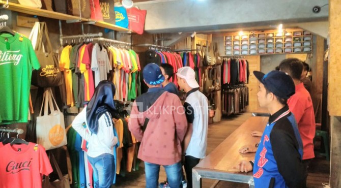 Hanya di Bukittinggi Ada Distro Kapuyuak, “Kaos Unik Raso Minang ...