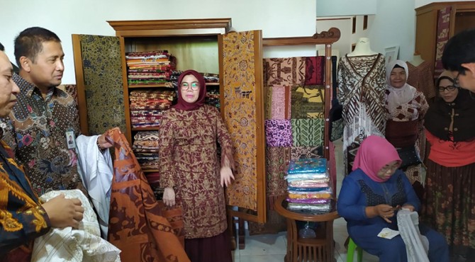 Peringatan Hari Batik Nasional, PLN Sumbar Kunjungi Rumah Pengrajin ...