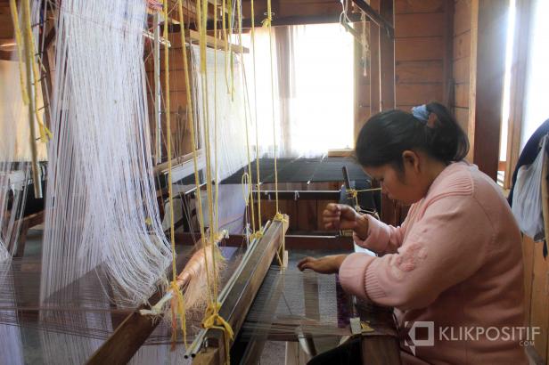Songket dengan Motif Minang Kuno Berusia Ratusan Tahun Diproduksi di ...
