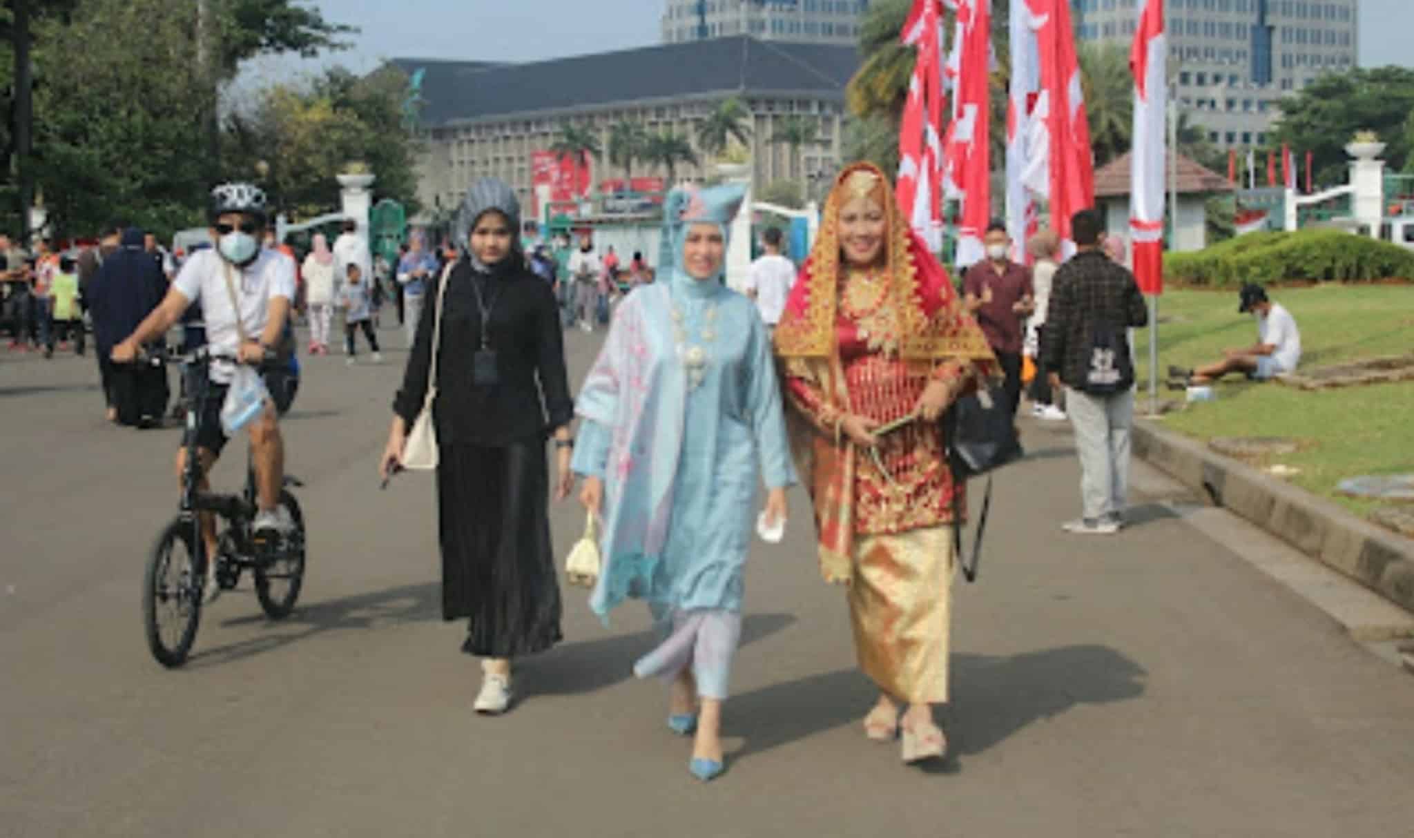 Parade Budaya Nusantara, Ratusan Perempuan Minang Berbaju Kuruang ...