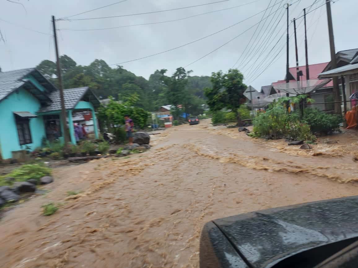 Sungai Batang Limpato Pasbar Meluap, Dua Unit Huntara Korban Gempa ...