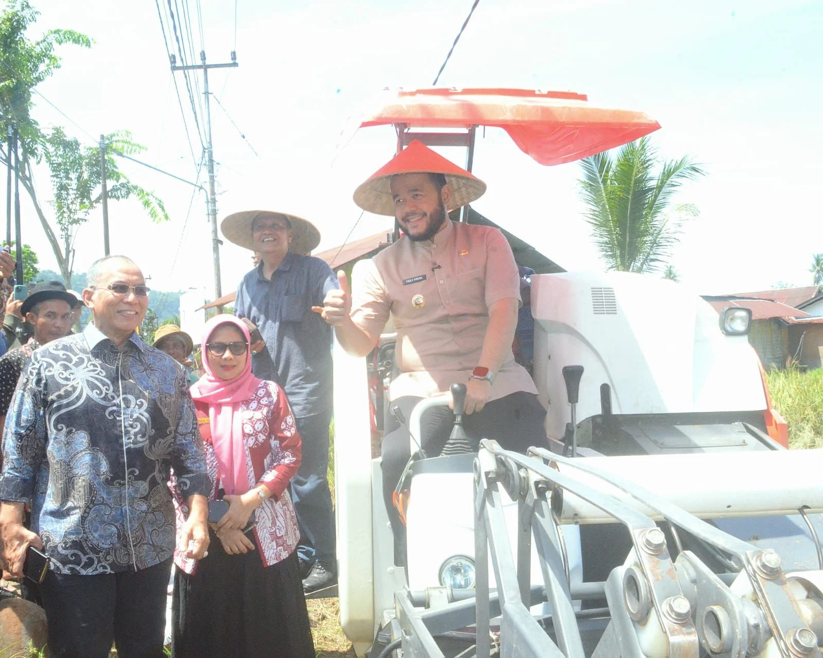 Wako Padang Panen Padi di Areal Pertanian Kelompok Tani Harapan Baru di ...